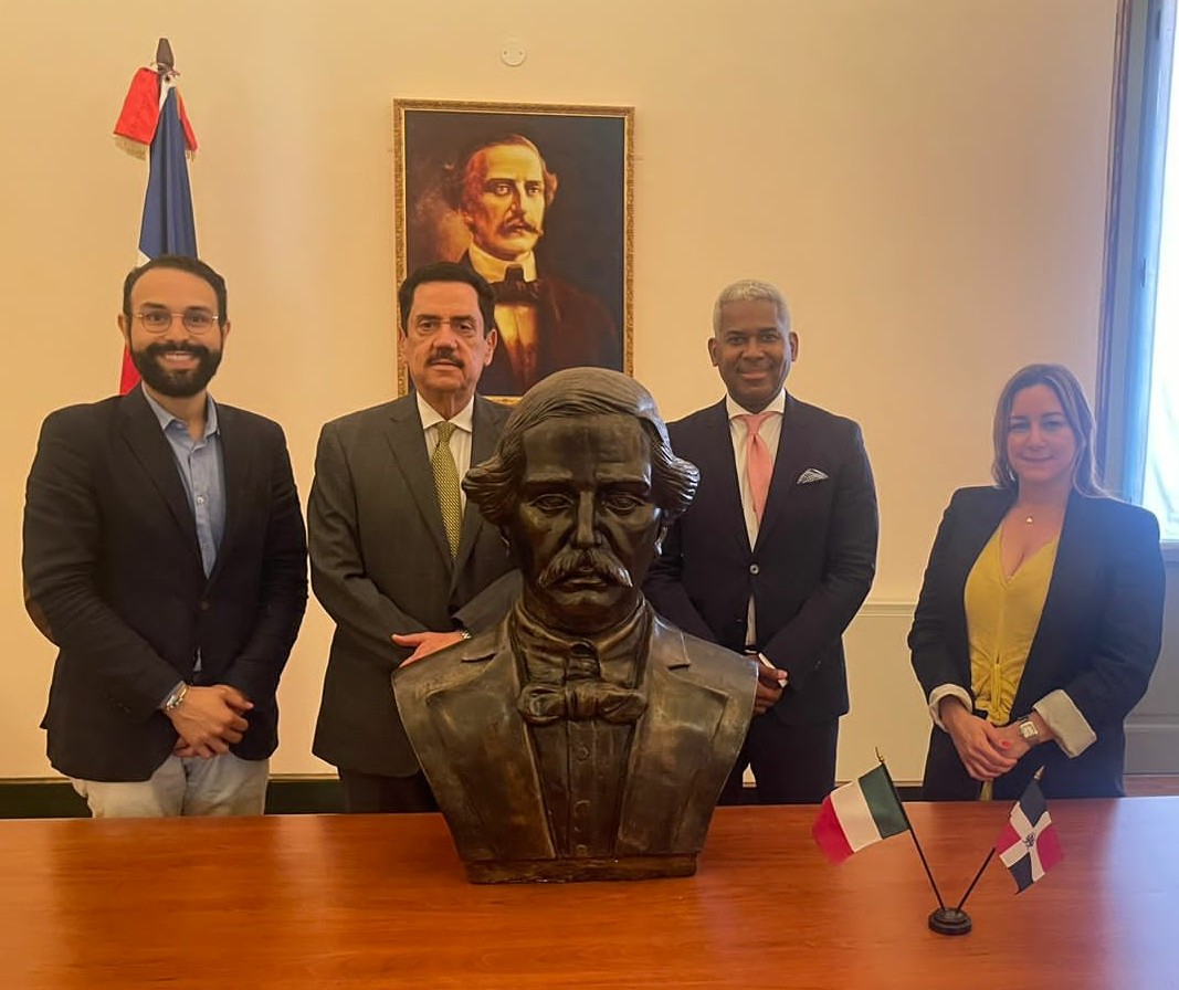 Llegada del busto del prócer Juan Pablo Duarte a Egipto ...